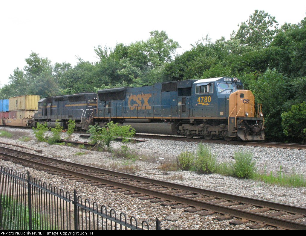 CSX 4780 & HLCX 9008 roll east with Q138